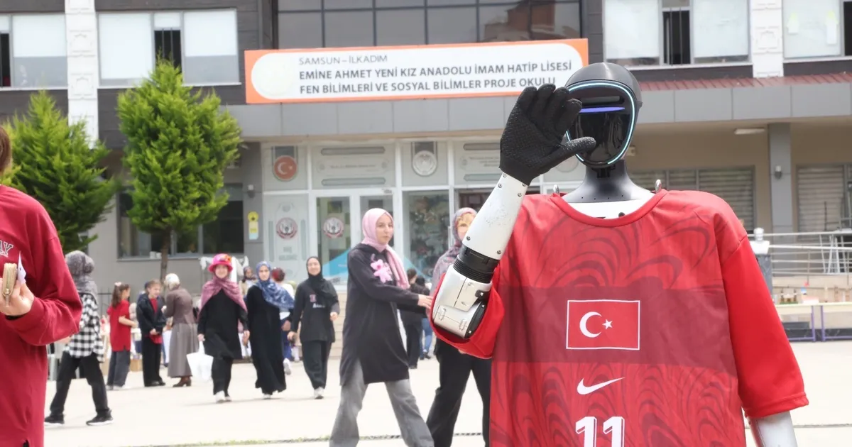 Türkiye'nin nüfusa kayıtlı robotu CANİKMAN öğrencilerle buluştu - Bursa ...
